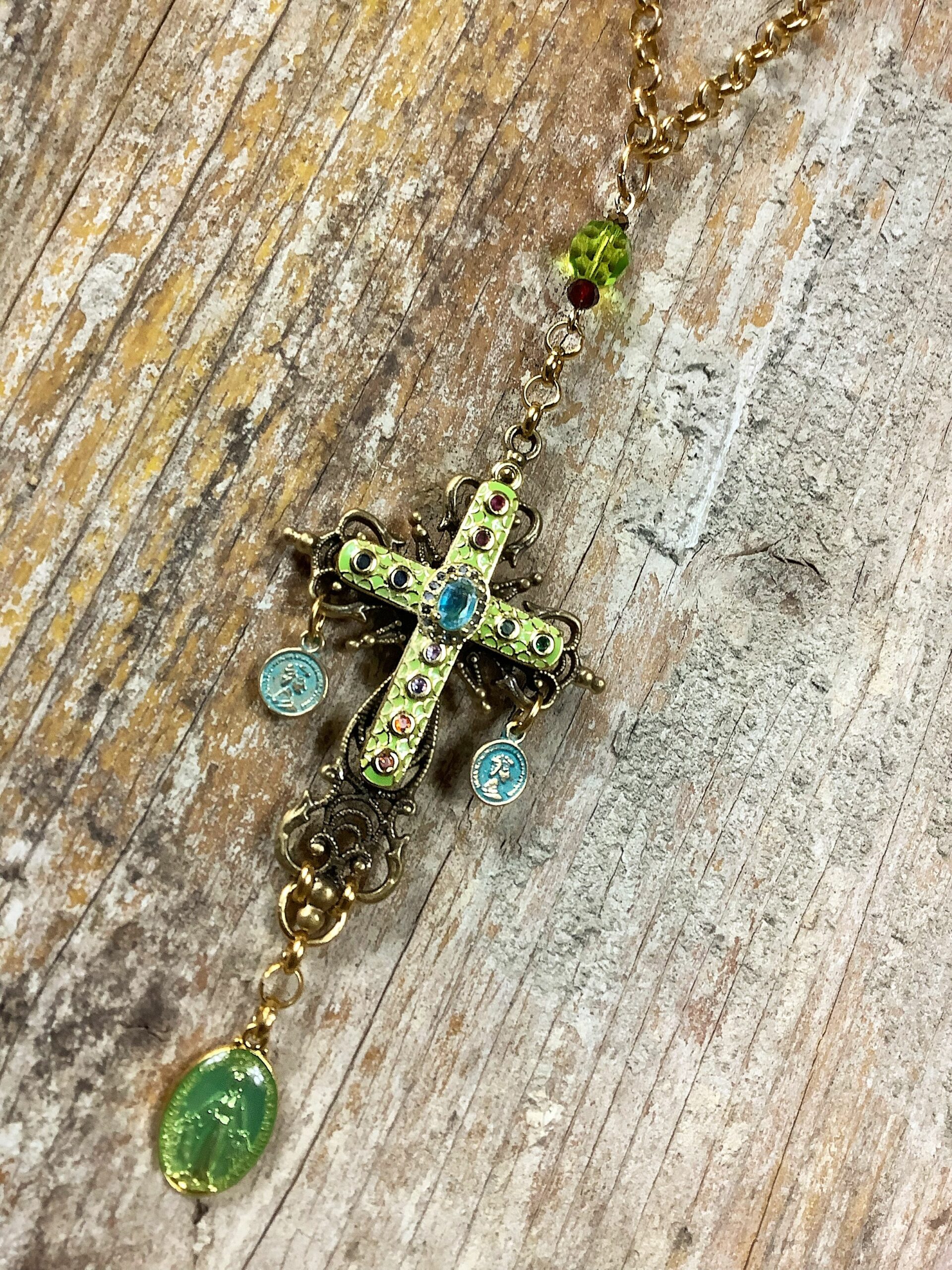 Collier croix vert et médailles religieuses