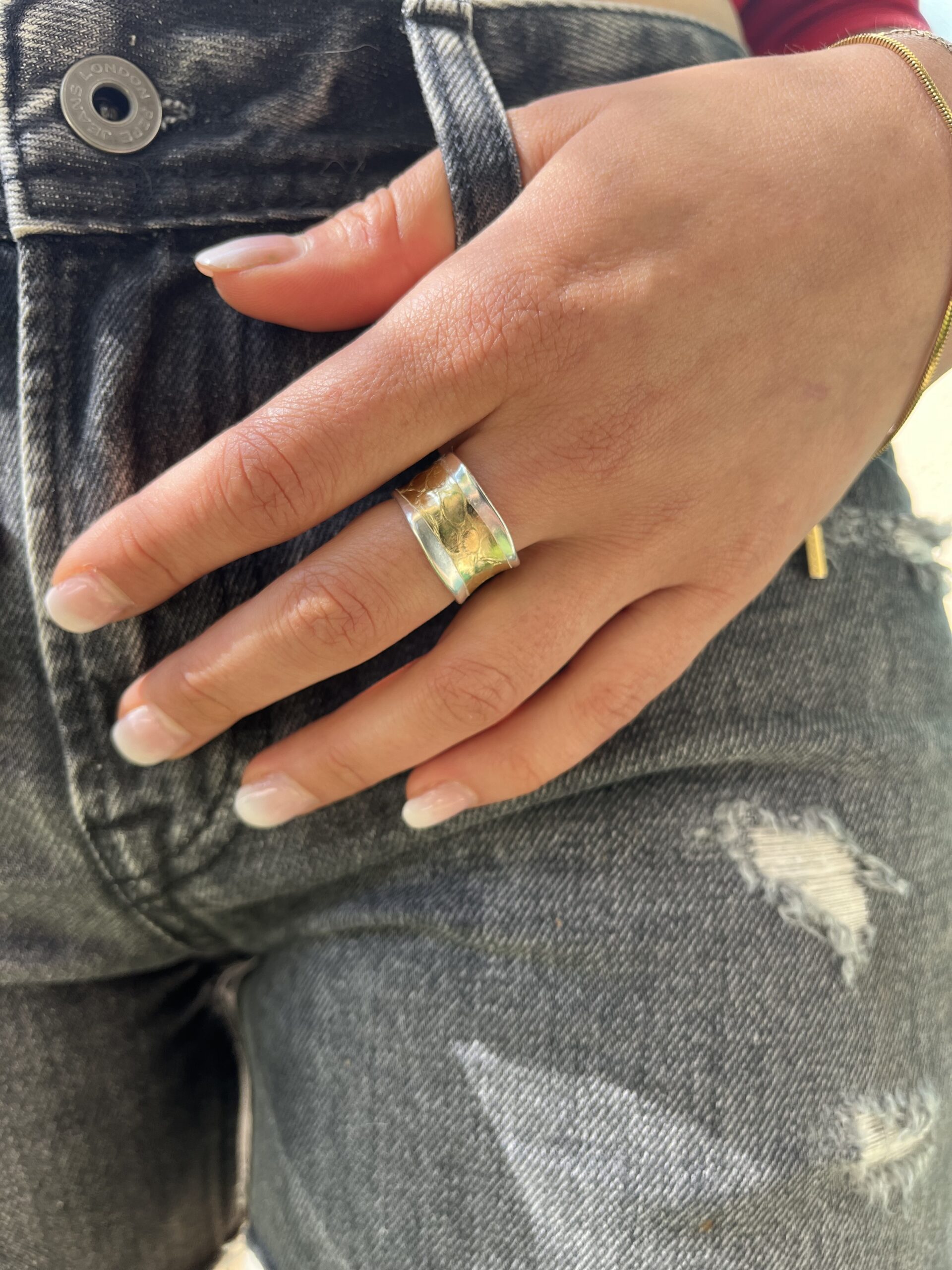 Bague martelée argent mat et cuir doré