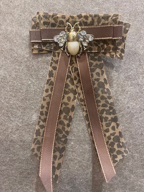 Broche ruban organza léopard et marron et pendentif abeille